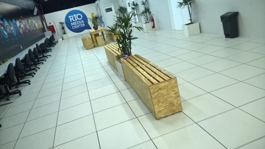 Banco de OSB com ripas de Pallet - 2 lugares - Casa com Pallet