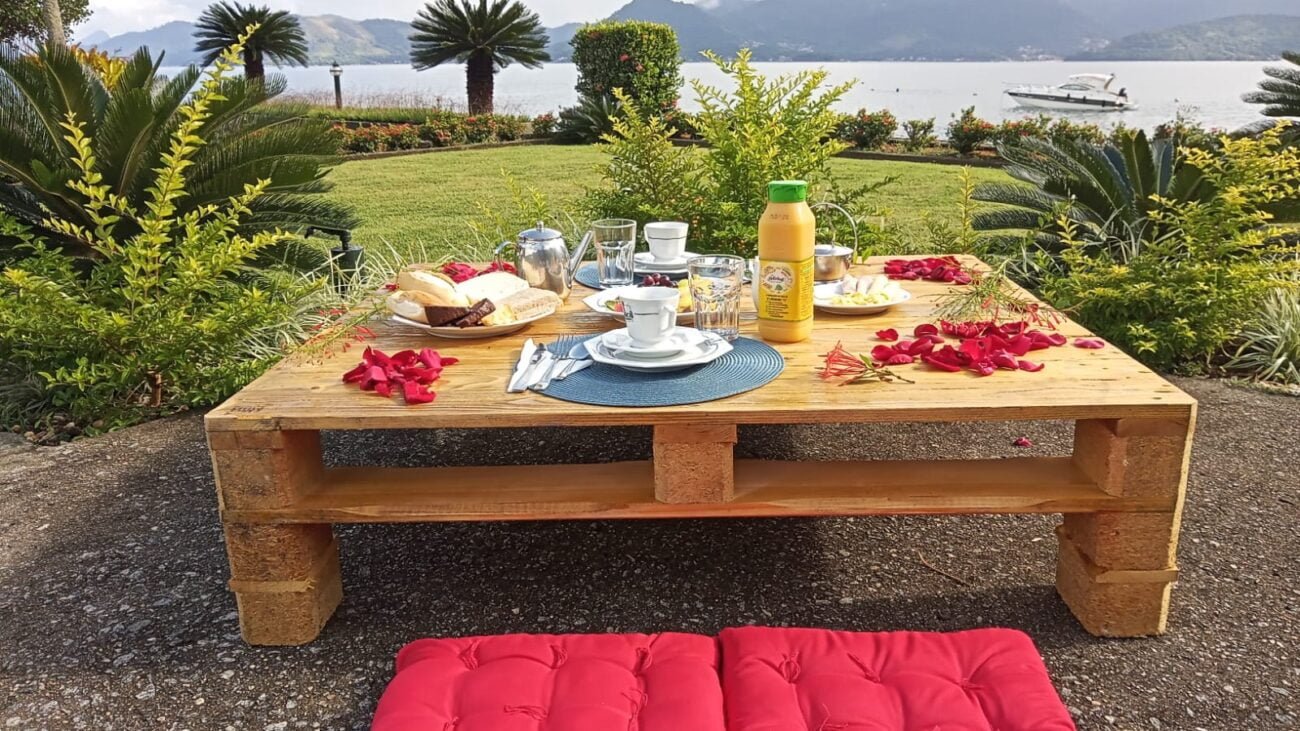 Mesa Baixa de Pallet PBR com pés de toco Acabamento: Envernizada - Casa ...